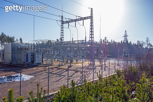 Electrical substation with a fence in the forest 이미지 (1355095461) - 게티이미지뱅크