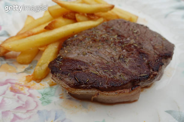 Fried rump steak served with crispy French fries (1328178660) - 게티이미지뱅크