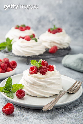 mini pavlova meringue cakes with whipped cream and fresh raspberry 이미지 ...