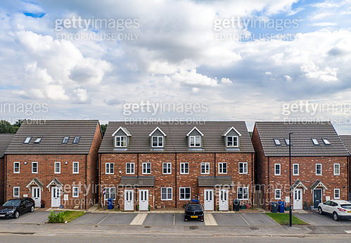 A row of new build modern semi detached homes with copy space 이미지 ...