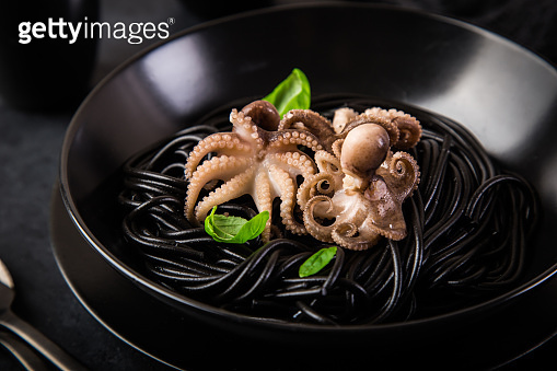 squid ink spaghetti pasta with octopuses in black bowl 이미지 (1314456636 ...