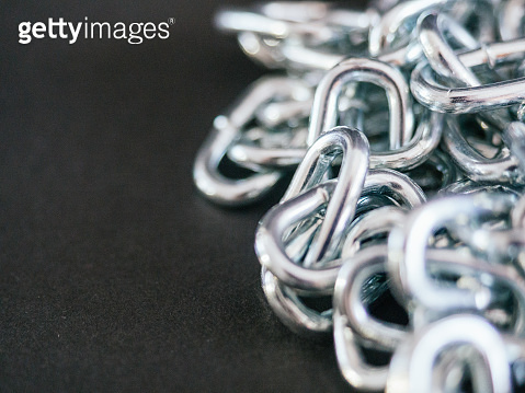 Close up chains with copy space. Black background 이미지 (1294136676) - 게티 ...