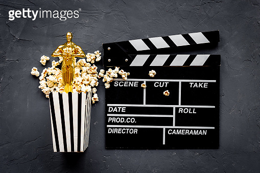 Movie clapper board with golden film award statue (1346610237) - 게티이미지뱅크