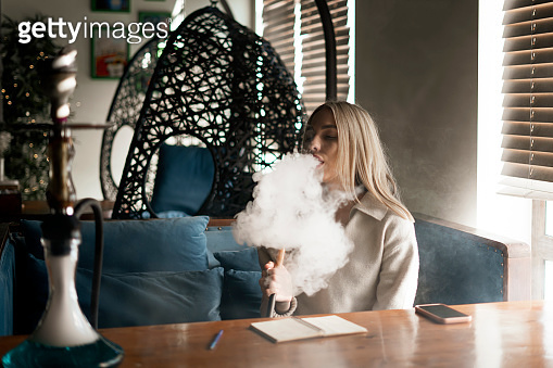 Young Girl Chilling In The Lounge And Smoking The Hookah 이미지 1343414307 게티이미지뱅크