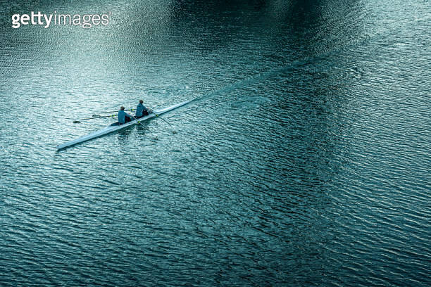 two male rowers sculling on river 이미지 (1360406887) - 게티이미지뱅크