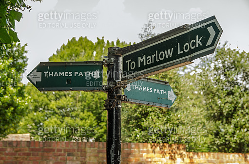 Thames Path Fingerpost sign at Marlow, Buckinghamshrie 이미지 (1360910793 ...