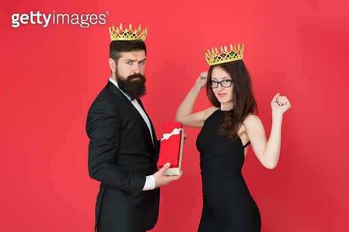 Royal gift. King in tuxedo golden crown giving gift box to queen of his ...