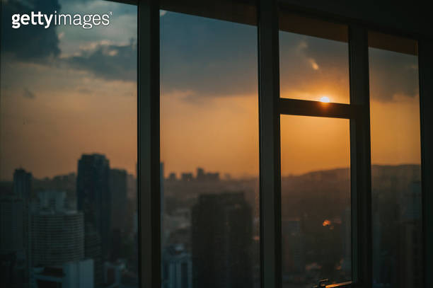 looking through window Evening sunset with dramatic sky cityscape 이미지 ...