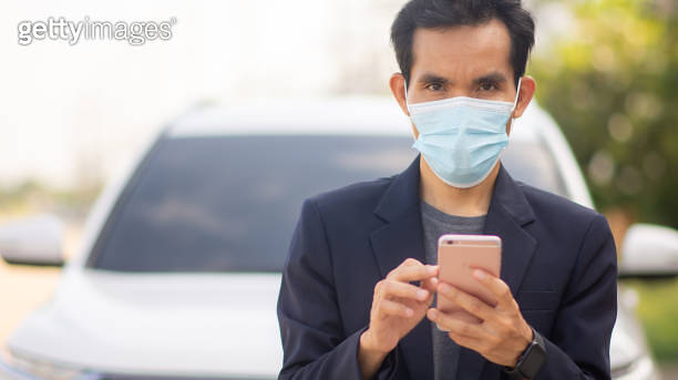 Man use smartphone and wear face mask protect covid19 이미지 (1318610947 ...