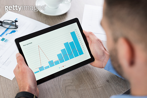 Businessman using tablet computer at work 이미지 (1315375195) - 게티이미지뱅크