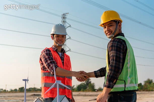 The engineer shake hands with the foreman to congratulate the ...