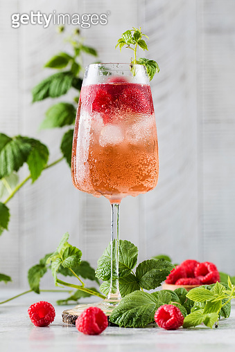 A refreshing cocktail with raspberries and ice cubes. Raspberry lemonade. Summer drinks. 이미지 ...