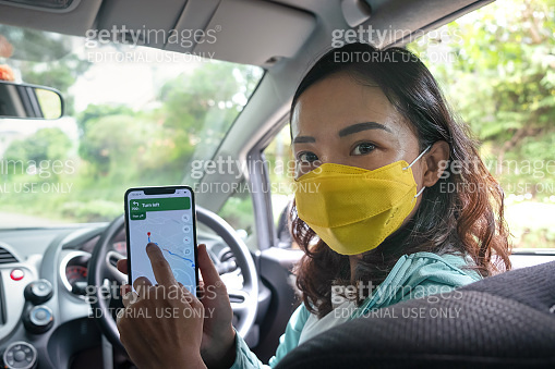 Chinese Driver Confirming Destination with Her Passenger 이미지 ...