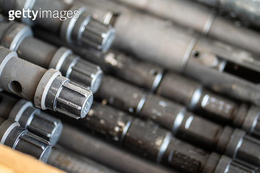 Wireline logging downhole tool stack in container box. 이미지 (1314791208 ...