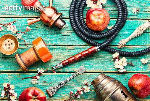 Arabic hookah shisha with apple,wooden table 이미지 (1315327886) - 게티이미지뱅크