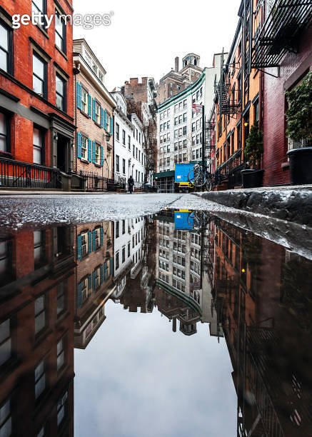 Streets of Greenwich Village reflected in puddle - Manhattan, NYC 이미지 ...