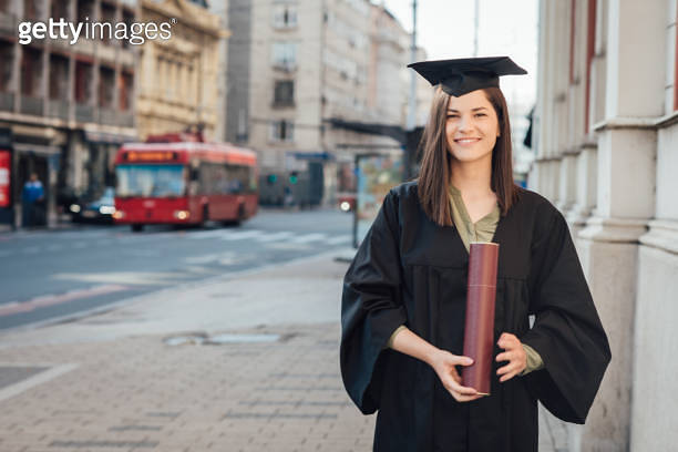 Beautiful graduate standing with a diploma in front of her college 이미지 ...
