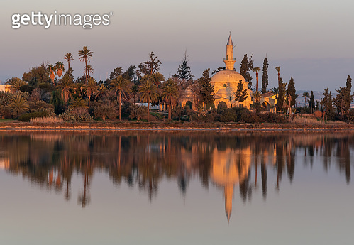 Hala sultan Tekke Muslim shrine mosque reflected on the lake in the ...