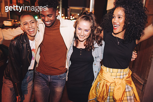 Going out on a Friday night 이미지 (1357042545) - 게티이미지뱅크