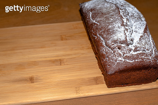 Chocolate loaf cake on a wooden cutting board. 이미지 (1297488280) - 게티이미지뱅크