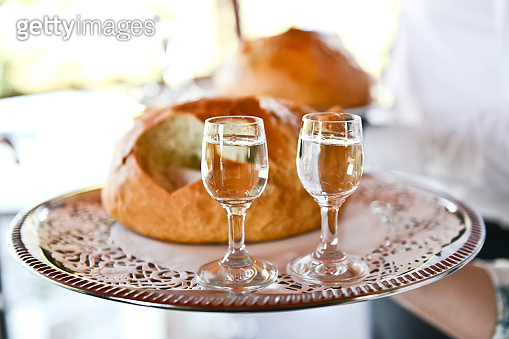 Polish wedding tradition bread, salt and vodka. 이미지 (1306658638) - 게티이미지뱅크