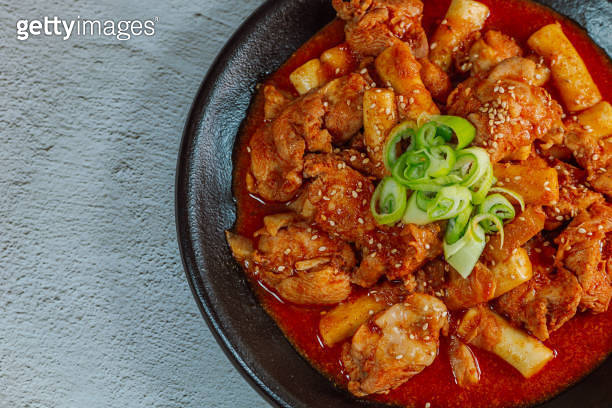 Korean food Spicy Stir-fried Chicken tteokbokki dish on black plate 이미지 ...