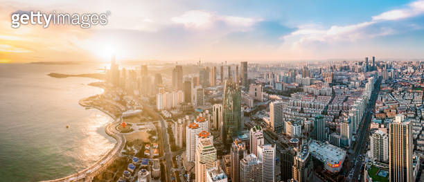 Aerial photography of Qingdao sunset and modern buildings skyline 이미지 ...