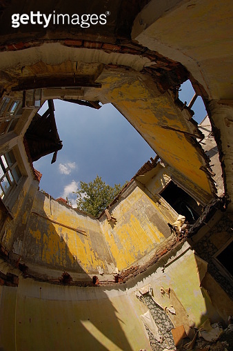 House without a roof after a hurricane, ruins, inside view 이미지 ...