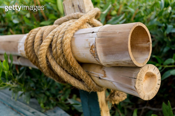 Bamboo poles tied by a thick rope 이미지 (1303303354) - 게티이미지뱅크