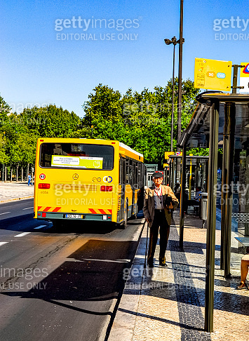 Waiting for a bus 이미지 (1342086758) - 게티이미지뱅크