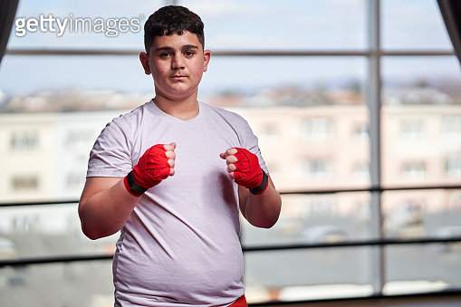Fat kickboxer doing shadow boxing 이미지 (1307462762) - 게티이미지뱅크