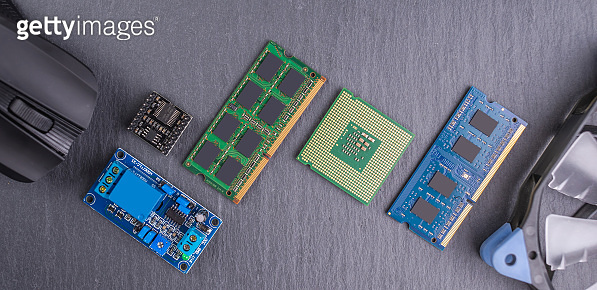 Computer hardware configuration is laid out on a dark background ...