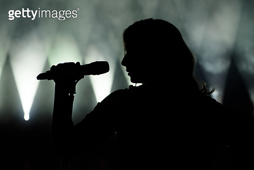 Singer in silhouette. Close up image of live singer on stage 이미지 ...