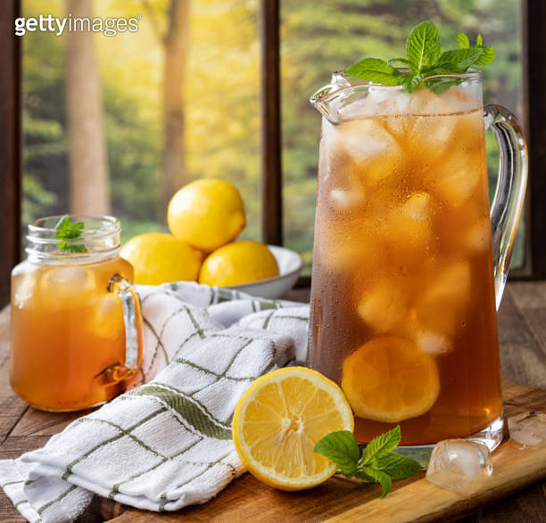 Pitcher of Iced Tea With Lemon 이미지 (1320143694) - 게티이미지뱅크