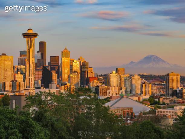 Golden Seattle Skyline and Mount Rainier 이미지 (1330405589) - 게티이미지뱅크