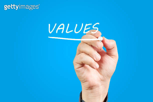 Hand of man underlining the word Values on a transparent board. 이미지 ...