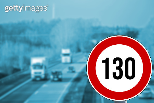 A motorway and traffic signs speed limit 130 km/h (1334455702) - 게티이미지뱅크