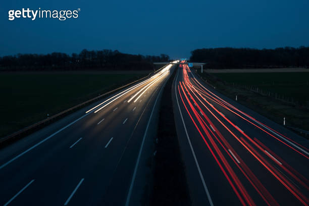Night Autobahn, highway. Light lines from cars. 이미지 (1303706055) - 게티이미지뱅크