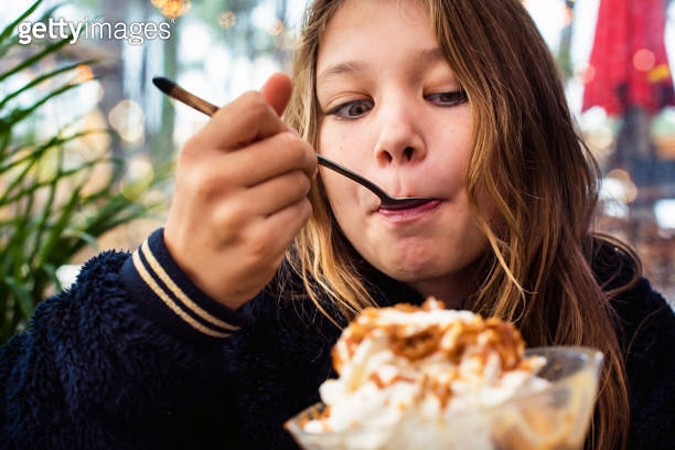 cute young girl eating big cup of ice cream 이미지 (1354045474) - 게티이미지뱅크