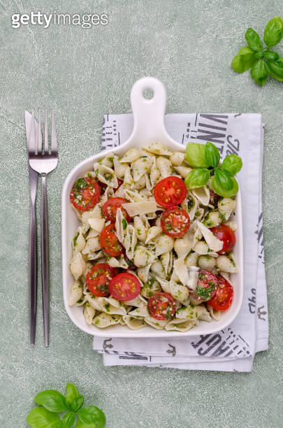 Shell pasta with tomatoes and pesto 이미지 (1327441068) - 게티이미지뱅크