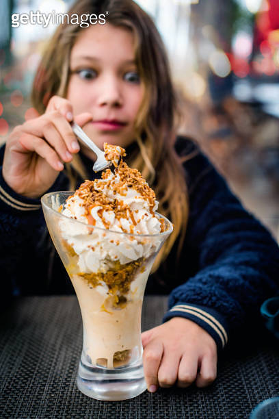 cute young girl eating big cup of ice cream 이미지 (1354044135) - 게티이미지뱅크