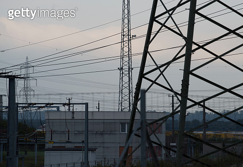 energy supply with a 380 kv power line 이미지 (1357951543) - 게티이미지뱅크