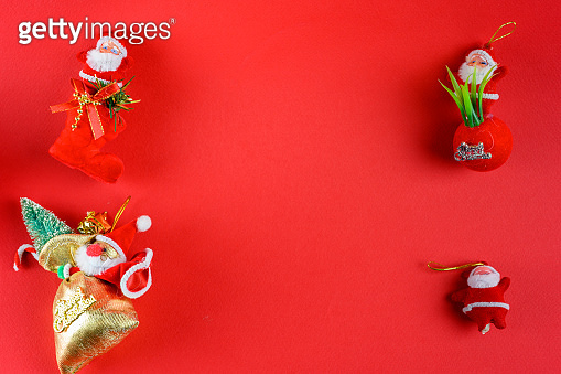 Four Santa Claus on a red background with a copy space. 이미지 (1346434946 ...
