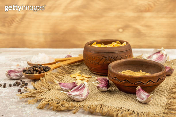 Fresh garlic and its products: dried chunks and powder. Natural ...