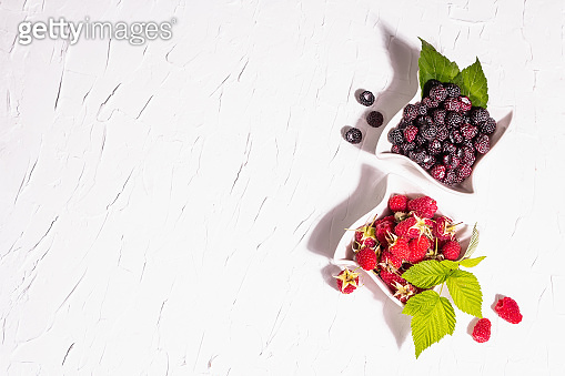 Assorted red and black raspberries 이미지 (1331247238) - 게티이미지뱅크