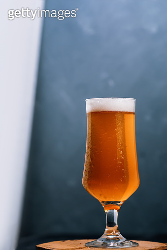 A glass of Pale Ale cold beer on a gray background 이미지 (1302295628 ...