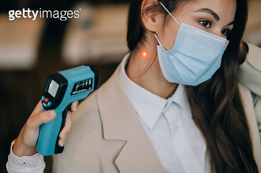 Measuring body temperature with contactless body thermometer 이미지 ...