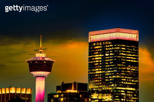 Calgary Downtown buildings during a golden hour dramatic sunset 이미지 ...