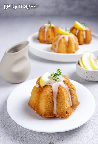 Kue lemon. Mini lemon bundt cakes topped with lemon glaze 이미지 ...