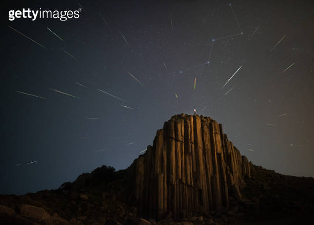 Perseid meteor shower over ancient basalt rock column 이미지 (1334791621 ...